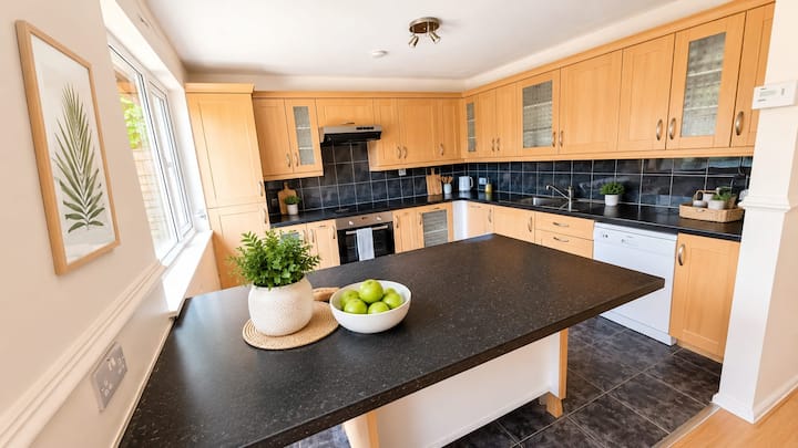 Maple Suite | Spacious Contractor | Sleeps 10 - Milton Keynes