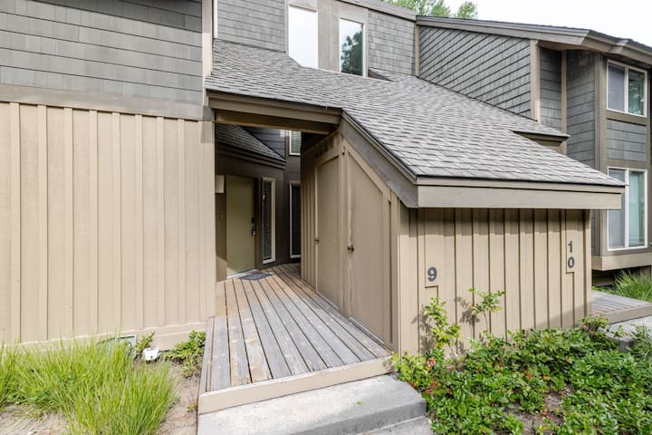 9 Quelah Condo- Community Pool & Fireplace - Sunriver, OR