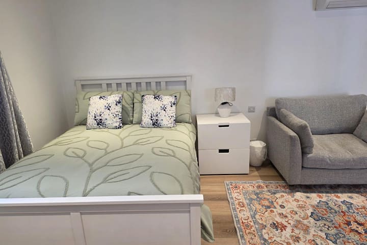 Studio Sleeps 2 With Free Parking And Garden - Woking