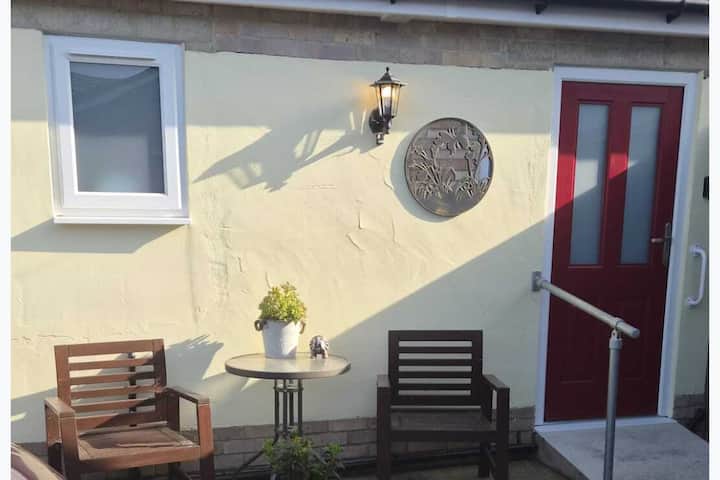 Studio Sleeps 2 With Parking And Garden - Woking