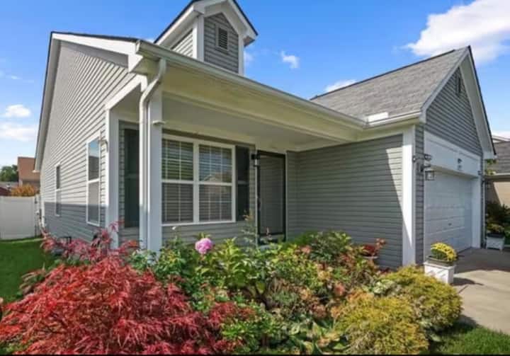 Quiet Private Basement Suite With Parking. - Livonia, MI