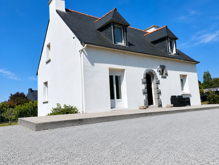 Maison à 300 M. De La Plage, Du Gr 34 Et Du Sillon - Pleubian