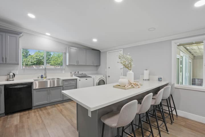Modern 4br Home 10 Minutes To Disneyland - Cypress, CA