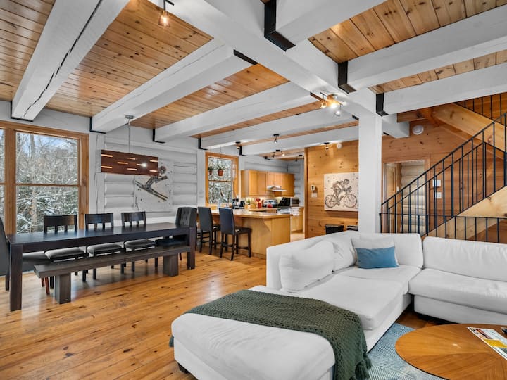 L'orée Du Bois: Forest Chalet | Lake & Pool Access - Laurentides