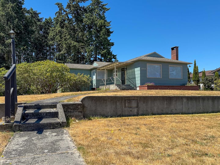 Adventure's Home Base - Hot Tub & King Size Bed - Port Angeles, Washington