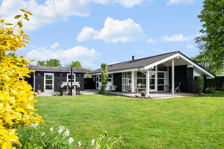 Hyggeligt Sommerhus, Dyngby Strand Med Privat Have - Denmark
