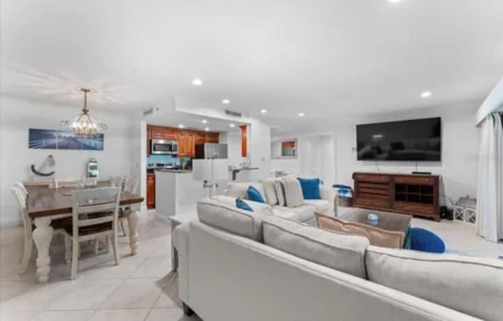 Palm Harbor Paradise Condo - Palm Harbor, FL