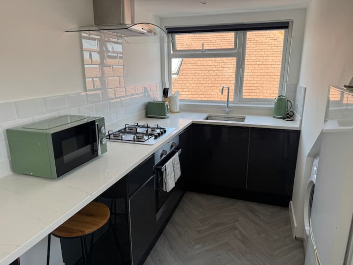 Funky & Functional Yet Tiny Loft Apartment - Surbiton