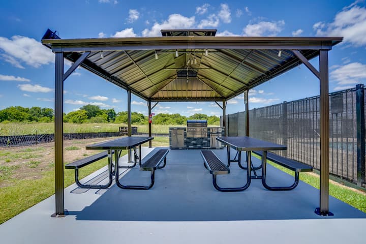 2 Mi To Dtwn Crowley! Modern Escape W/ Pool Access - Burleson, TX