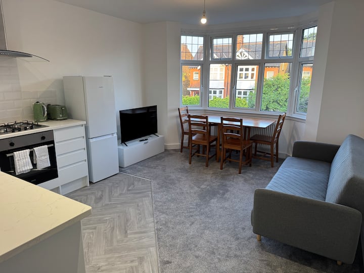 While It Lasts! 3bed First Floor Apartment - Epsom