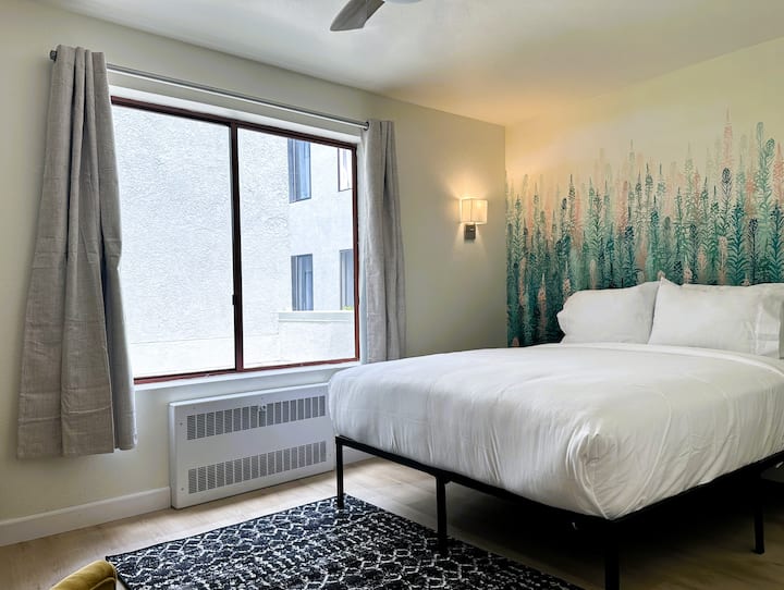 Large Queen Bed Studio W/shower Only - San Diego, CA