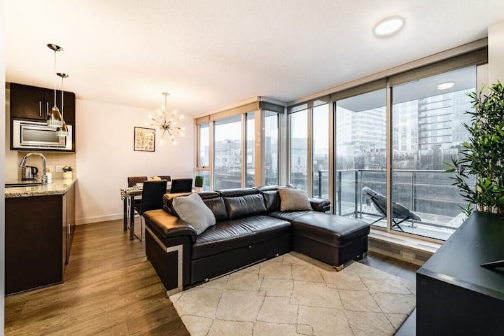 Central Vancouver Gem, King Bed + Sofa - Vancouver
