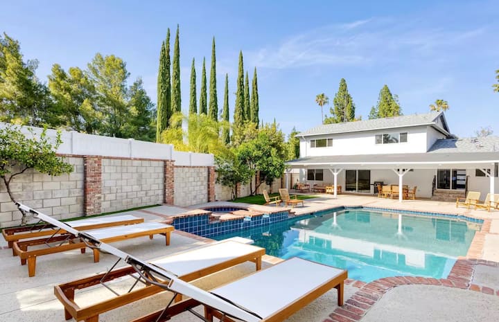 Private Resort Style W/grand Pool, Outdoor Lounge - Northridge - Los Angeles