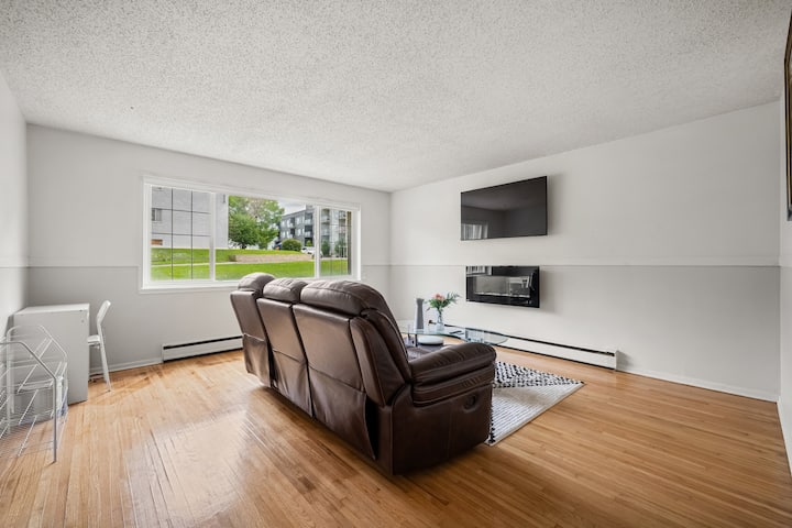 Bright Cozy 2br | Fireplace | Free Parking - カルガリー