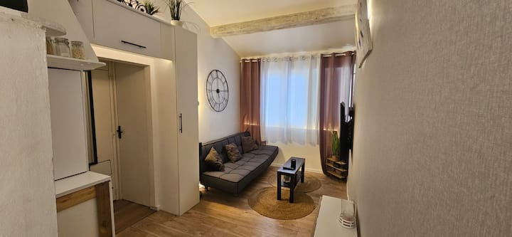 Petite Maison Avec Terrasse, Parking Privé - Wifi - Thuir