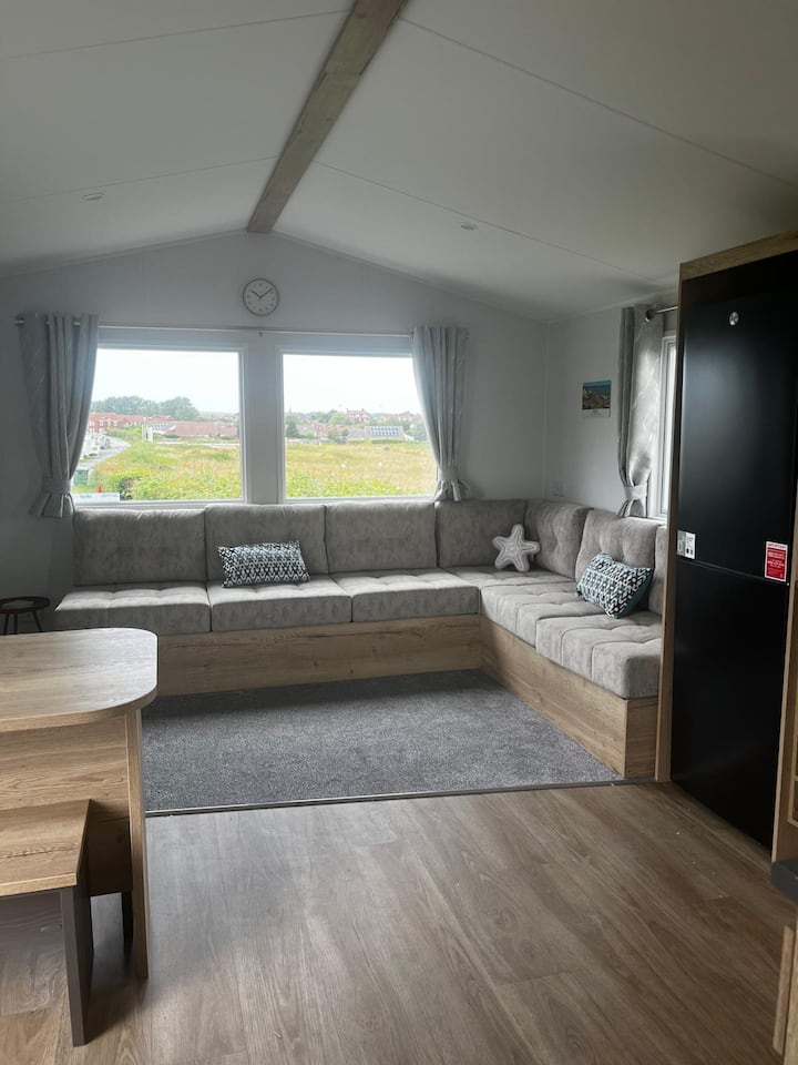 Charlie's Lookout, Spacious Caravan - Sleeps 6 - Filey