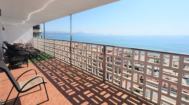 Primera Línea De Playa Con Excelentes Vistas. - Alicante