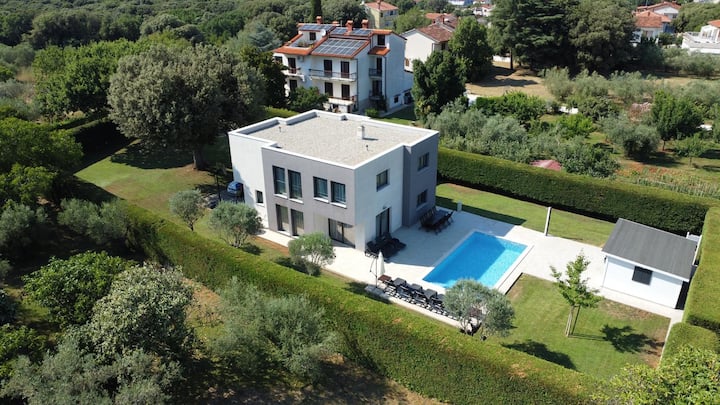 Modern House With Pool And Big Garden - Pula