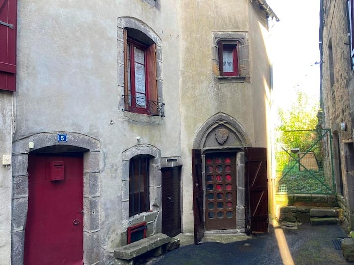 Maison Typique Médiévale Gite "La Pinoudière" - Lac Chambon