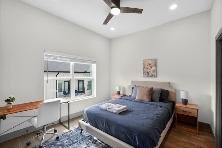 Elegant 2-bedroom With Upscale Finishes Throughout - Austin, TX