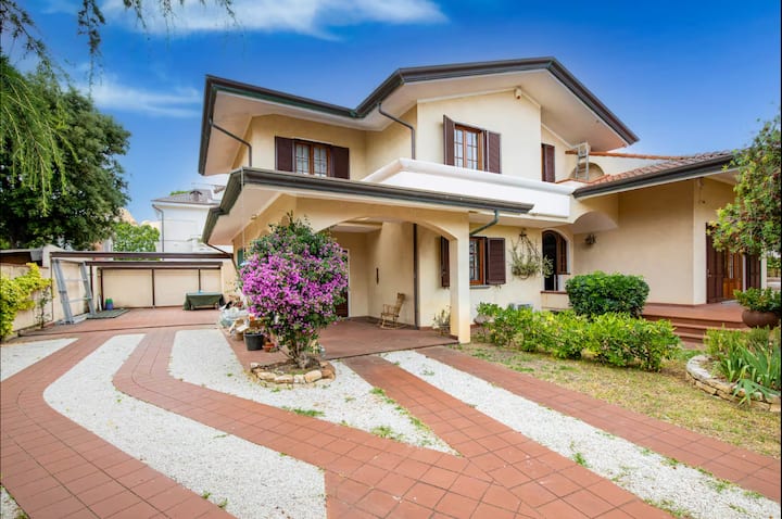Grand Villa With Exlusive Garden - Marina di Pietrasanta