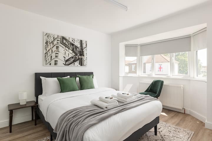 New! Delightful 2br Flat W/workspace | Dagenham - Romford
