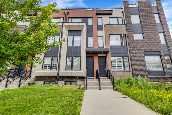 Modern 4br Townhome | Rooftop Terraces | Downsview - Toronto, ON