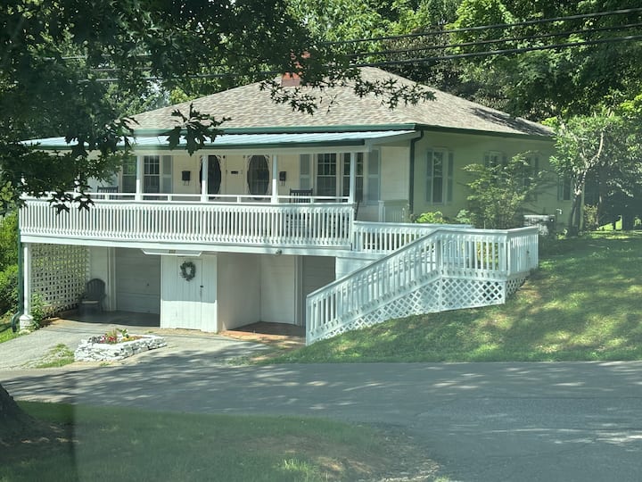 Unit 2 Is A Charming & Cozy 2 Bedroom, 1 Bath - Johnson City, TN