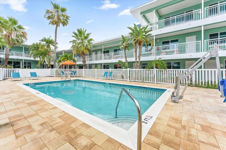 Cozy Beachfront Suite With Heated Pool - Tt3 - Treasure Island, FL