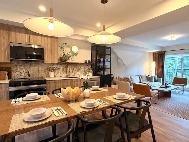 Creekside Hydeaway Downtown Canmore! - Canmore