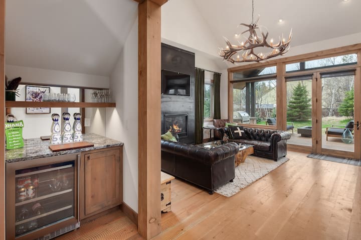 Modern-rustic Luxury | Fireplace | Whitefish Lake - Whitefish, MT