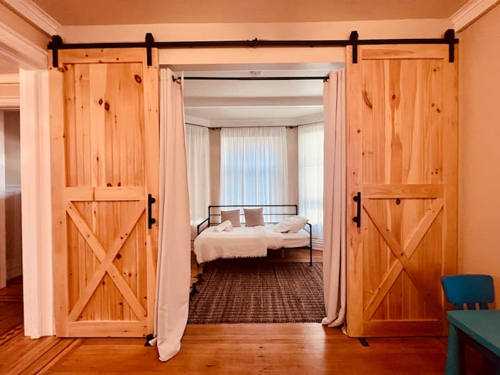 Farmhouse 15-min Walk To The Falls Sleeps 12+ - Niagara Falls