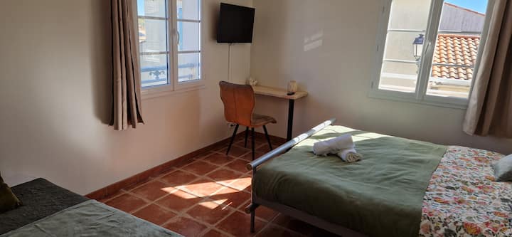 Chambre Familiale ( Un Lit Double Et Un Petit Lit) - Angles