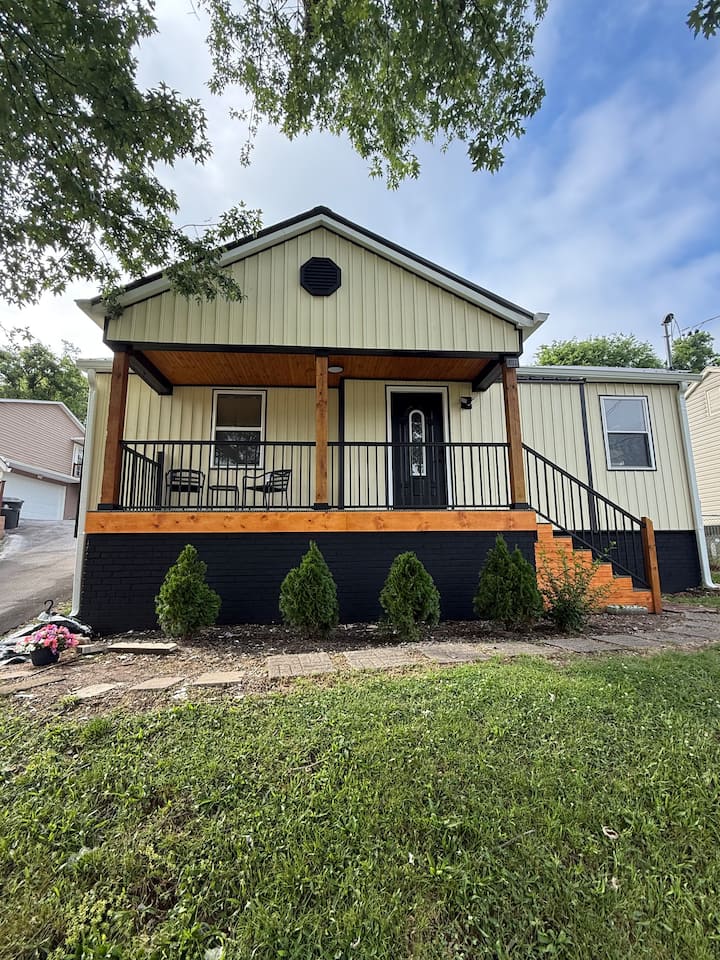 Newly Renovated 3 Bed 2 Full Bath. Cozy West View. - 녹스빌