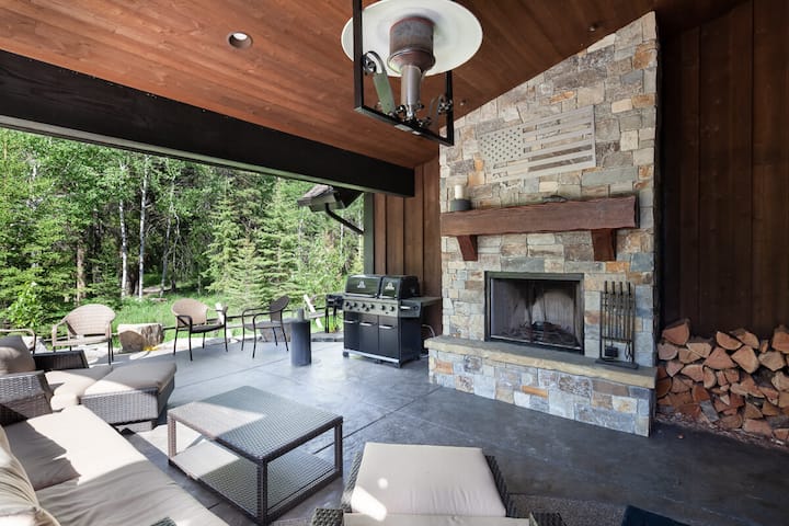 Mountain Style Retreat | Fireplace & Patio - Whitefish, MT