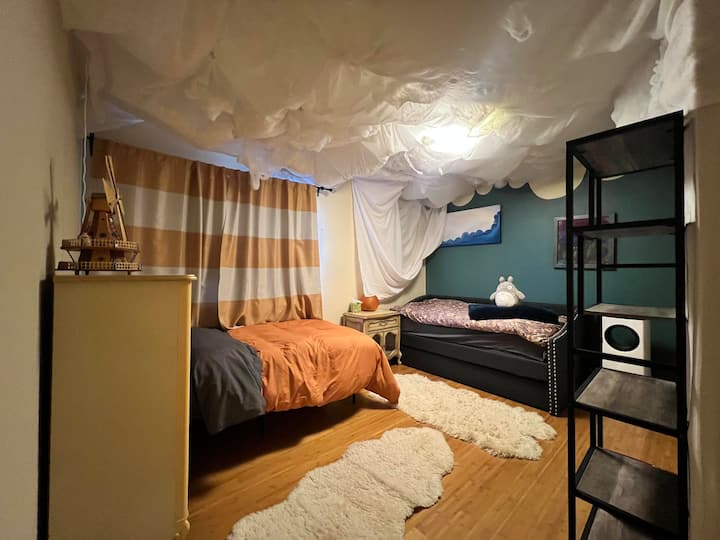 Double Twin Cloud Room W/ Shared Garden Spa - Seattle, WA