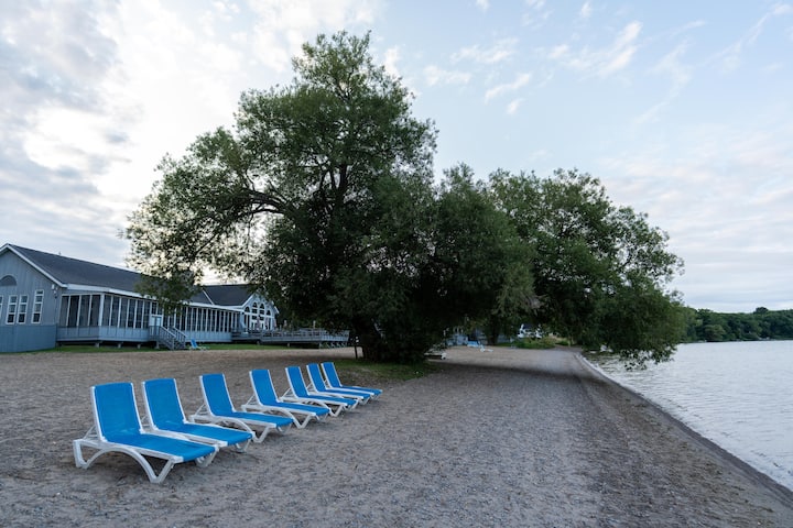 1 Queen + Pullout | Explore Prince Edward County - Picton