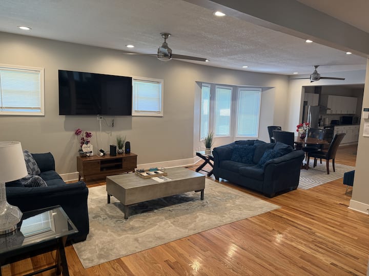 Luxury Spa Home | King Bed | 5 Min Downtown |Large - Kansas City, MO