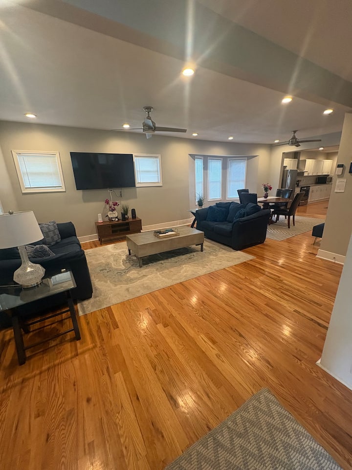 Luxury Spa Home | King Bed | 5 Min Downtown |Large - Kansas City