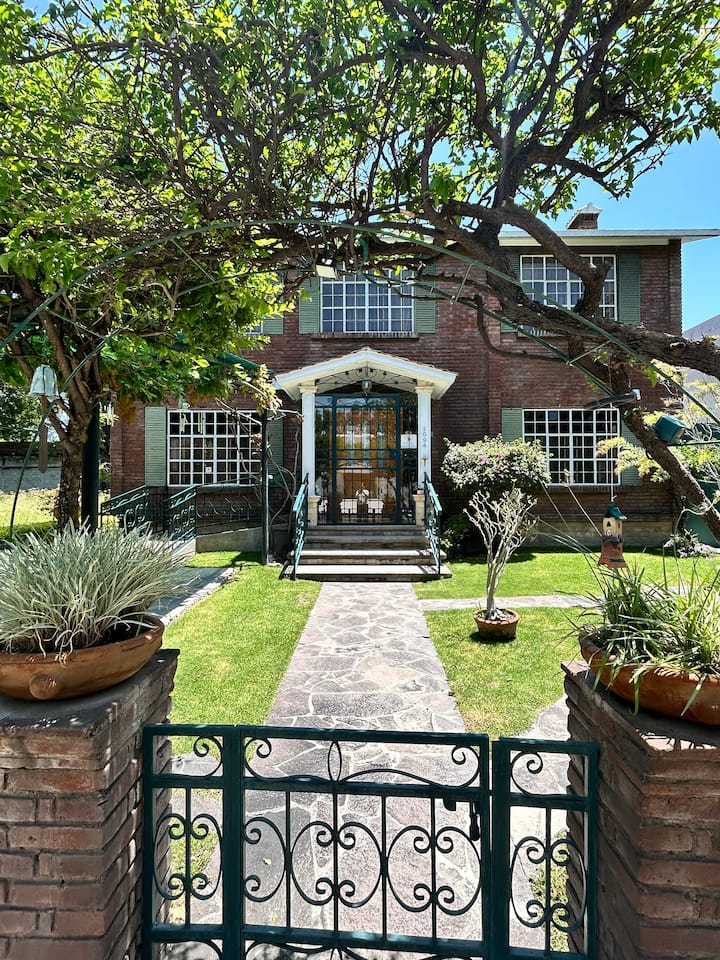 Hermosa Casa Inglesa Elegante Con Flores. - Atlixco