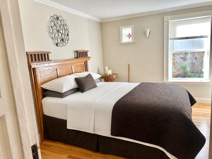 Spacious & Sunny 1br-walk To Bart And City Center - Oakland