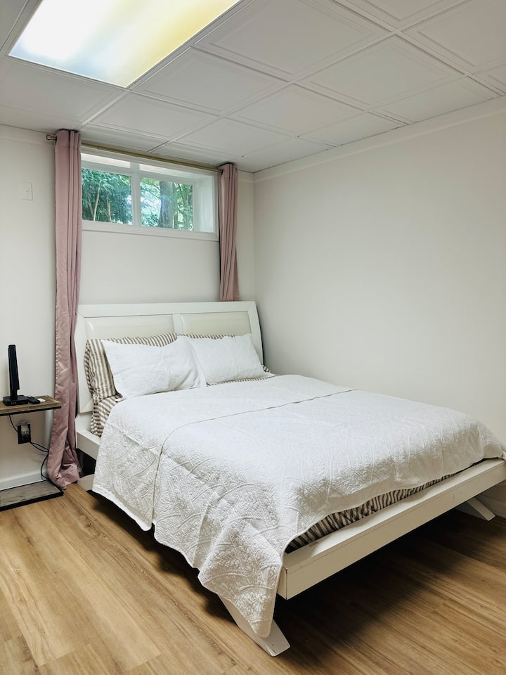 Features One Bedroom And A Spacious Living Area. - Suwanee, GA