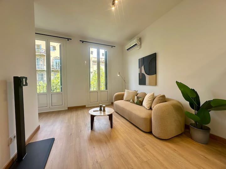 Bright Eixample Apartment With Balcony - Barcelona