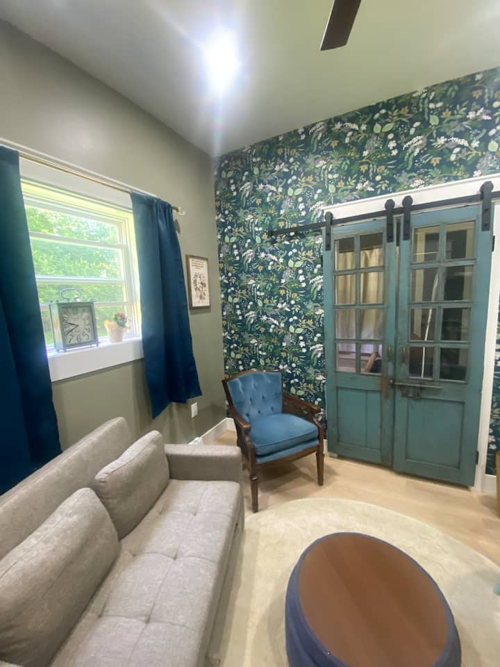 A Cozy, Unplugged Up North Relaxation Space. - Petoskey, MI