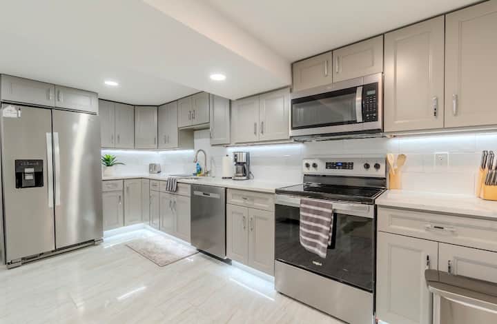 Luxury 3br  Free Parking  10 Min To Logan - Revere, MA
