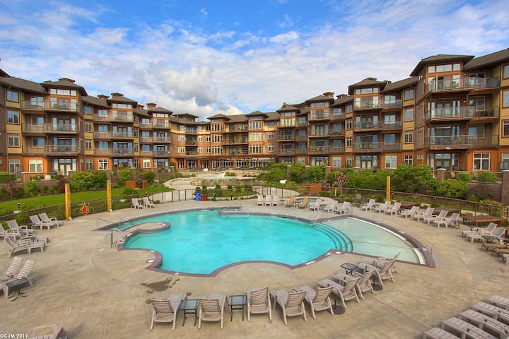 Lakefront Horizon At The Cove Lakeside Resort - Peachland