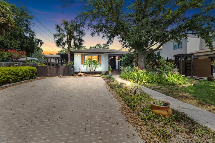 Cutest Character Cottage/walk To Beach! - Gulfport, FL