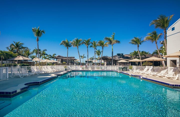 Junior Suite King | Beachcomber | Suite Stay - St. Petersburg, FL