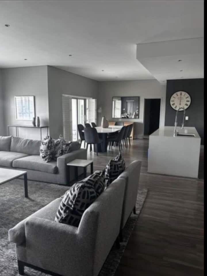 Atholl Luxury Apartment - Sandton