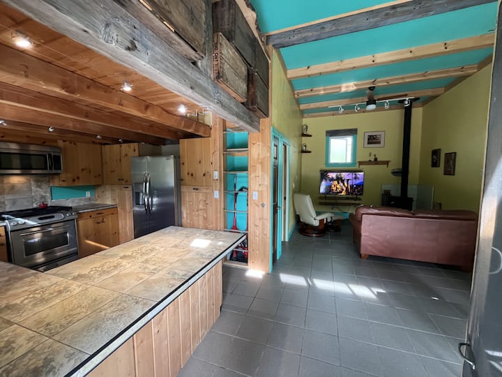 Chetco Riverfront Cottage / Hot Tub / Ev Charger - Brookings, OR